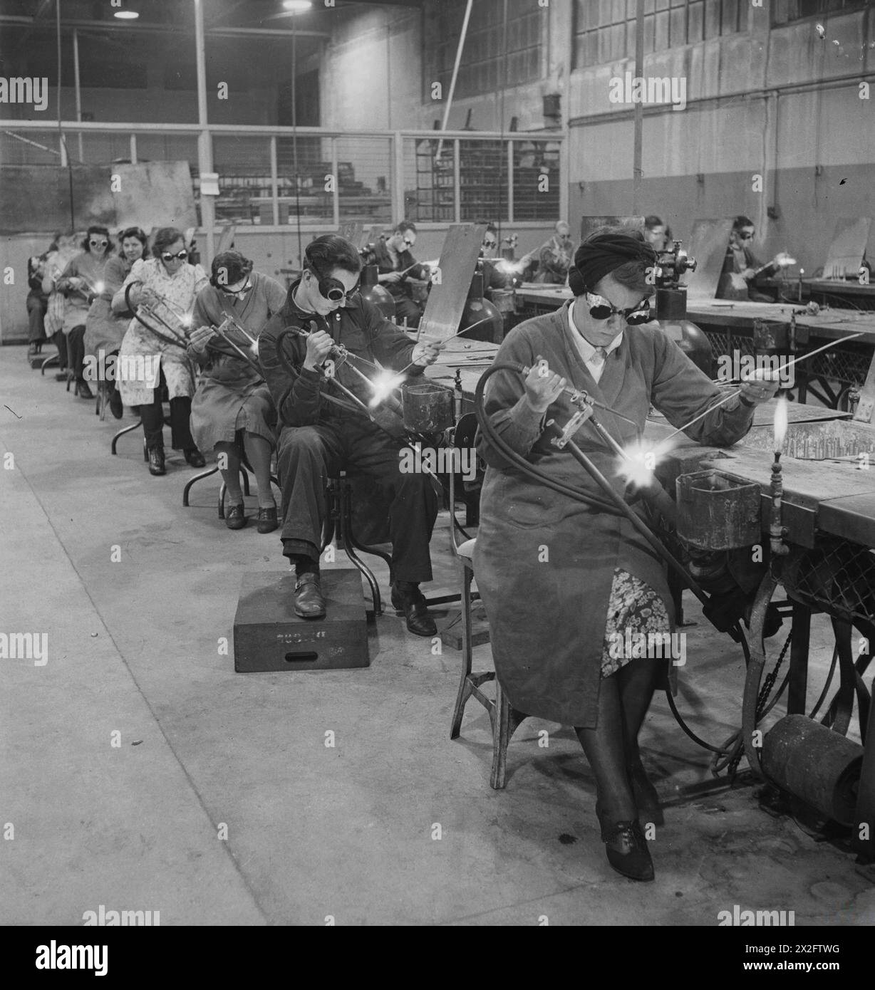 WAR INDUSTRY IN BRITAIN 1939-1945 - Aircraft construction: Men and ...
