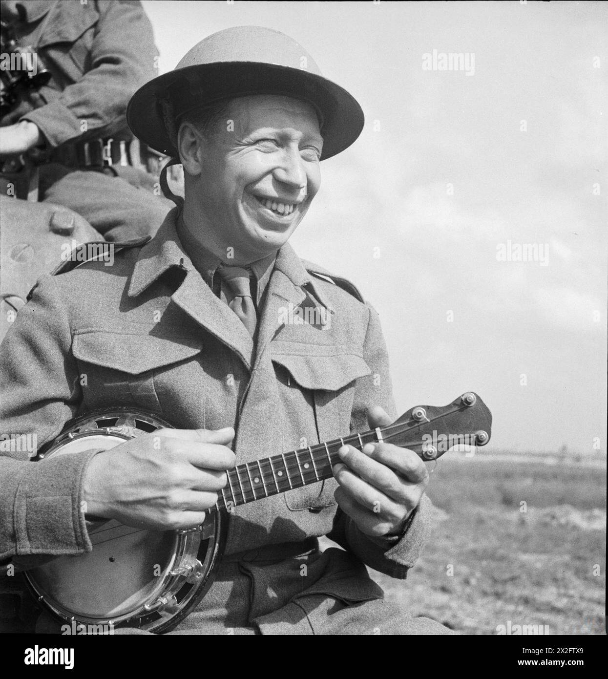 SECOND WORLD WAR 1939 - 1945: BRITISH TROOPS. ENTERTAINMENT - Head and shoulders portrait of ...