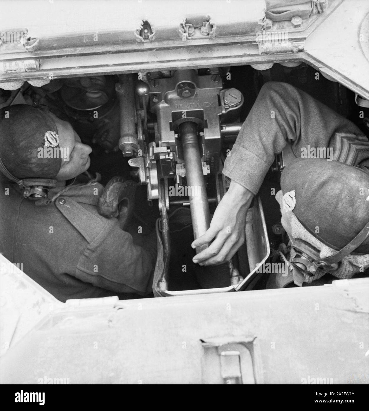 THE BRITISH ARMY IN NORTH AFRICA 1942 - View inside the turret of a ...