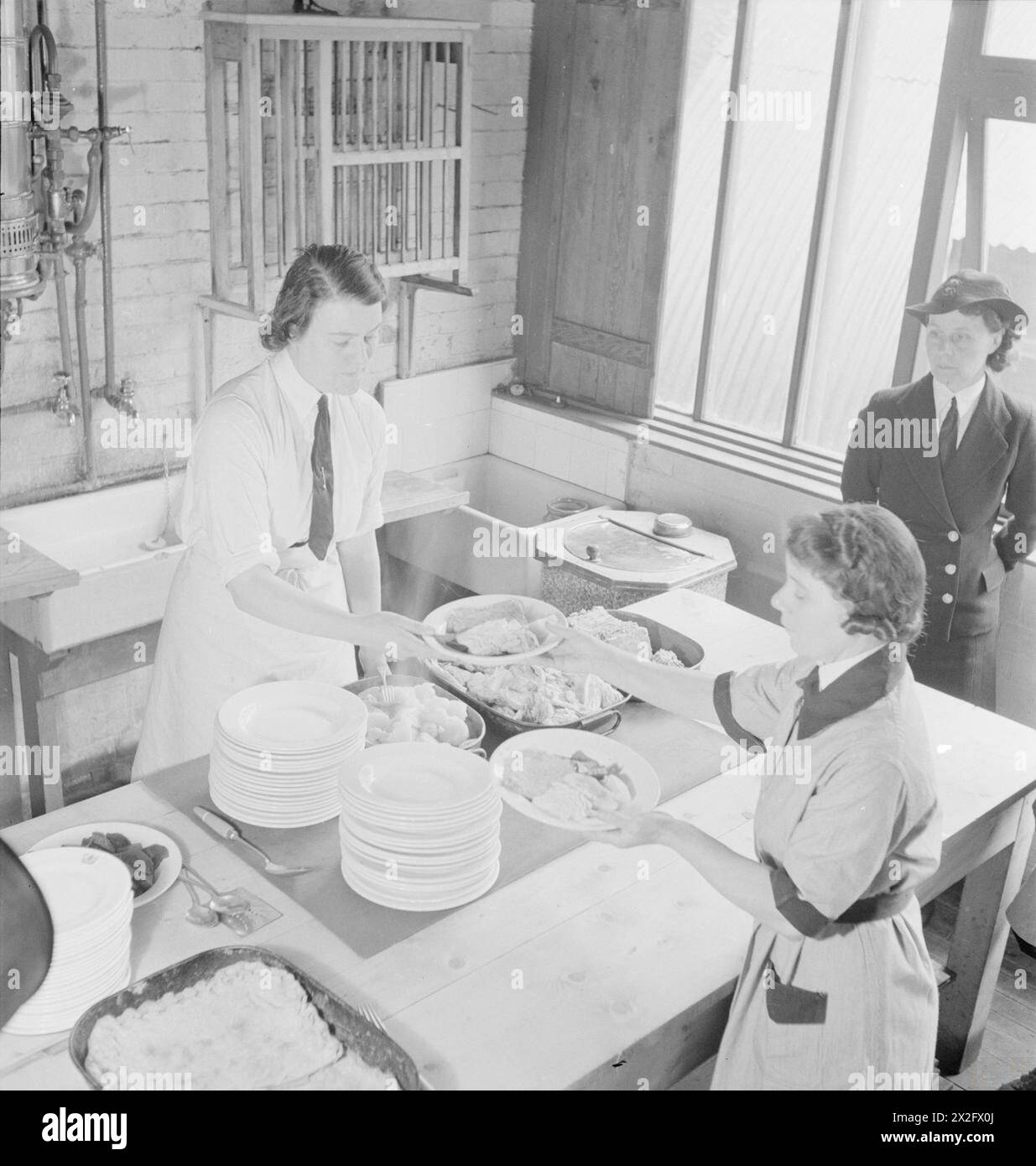 During world war ii this communal kitchen hi-res stock photography and ...
