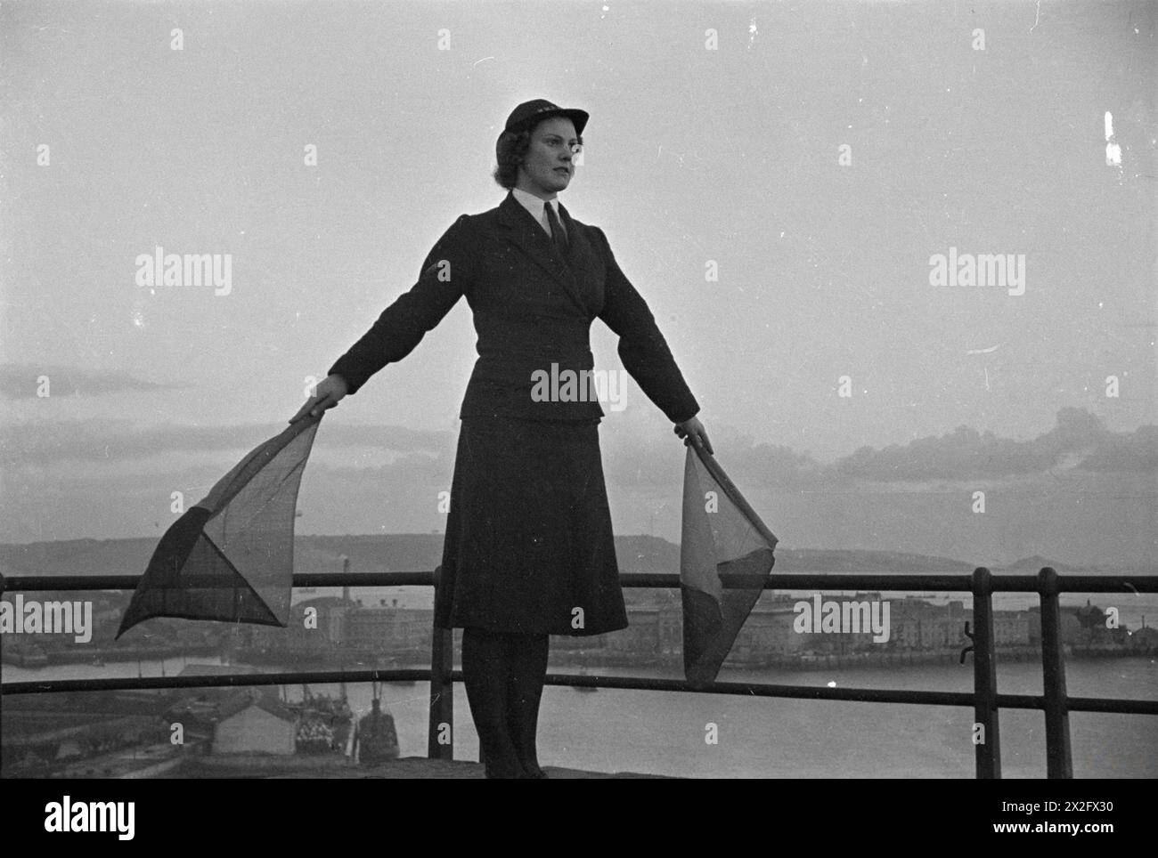 WRNS AT WORK. 1940, AT A NAVAL SIGNALLING STATION. - Wren signalling ...