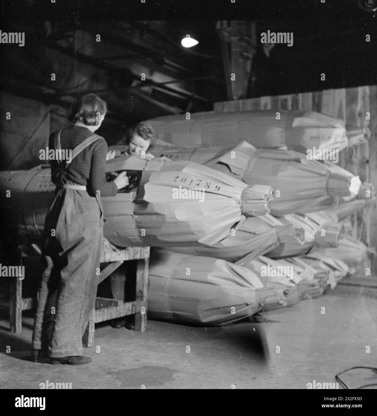 Us wartime factory workers hi-res stock photography and images - Alamy