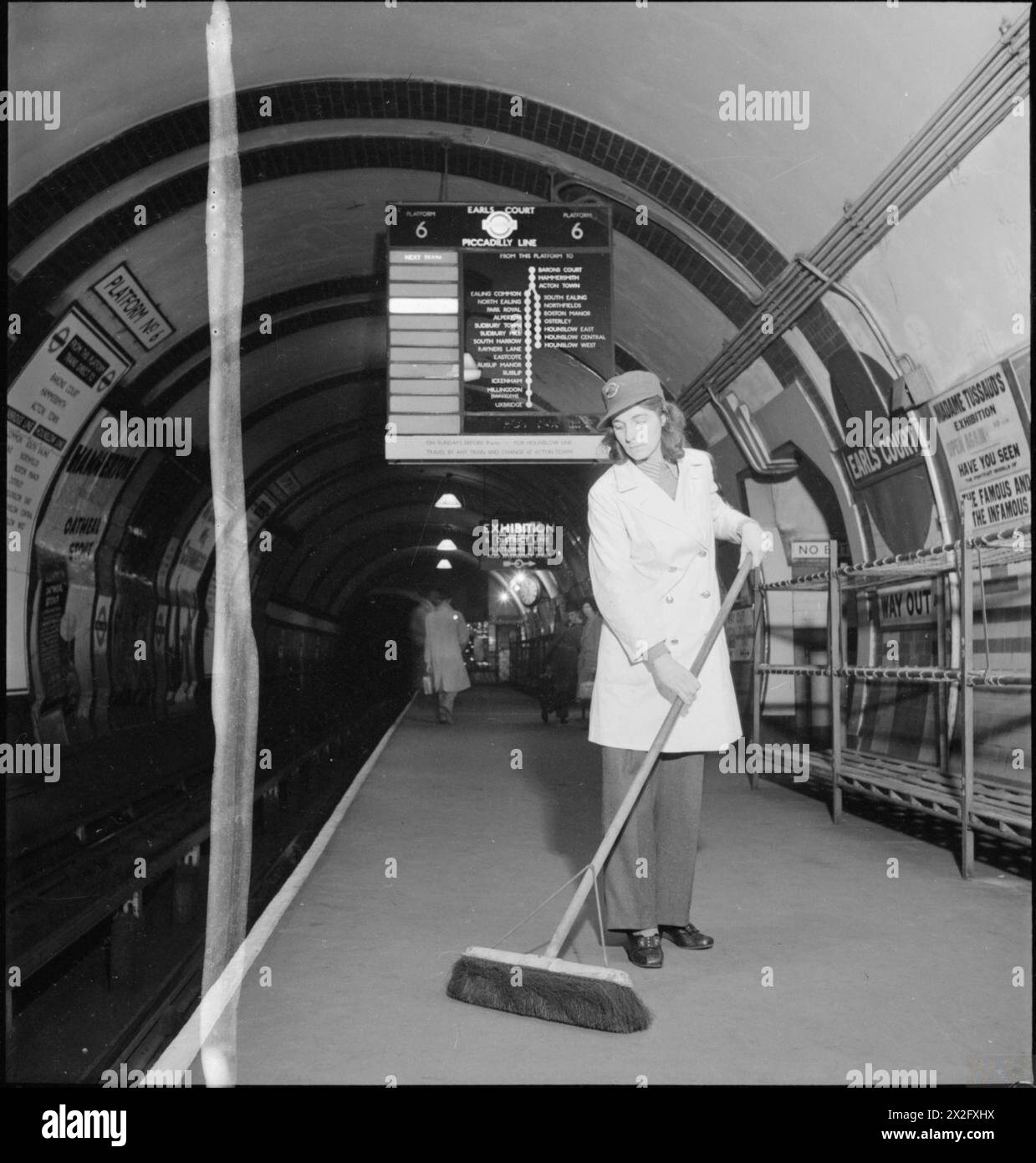 UNDERGROUND RAILWAY WOMEN: WOMEN AT WORK ON LONDON'S TUBE NETWORK, 1942 ...