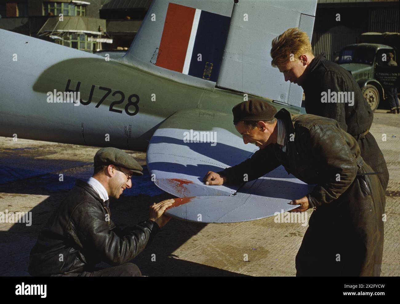 BUILDING MOSQUITO AIRCRAFT AT THE DE HAVILLAND FACTORY IN HATFIELD ...