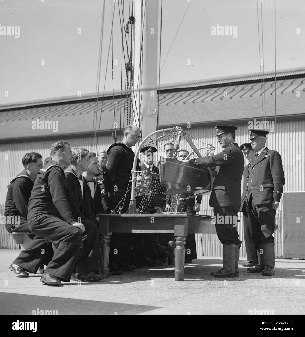 RNVR ORDINARY SEAMEN TRAIN FOR "HOSTILITIES ONLY COMMISSIONS" MAY 1942 ...