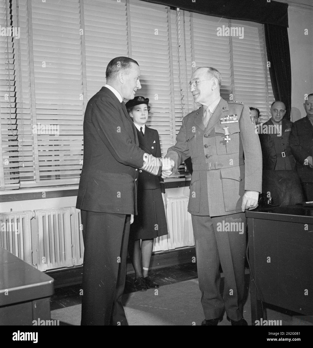 DSO FOR AMERICAN GENERAL. JULY 1945, SAN FRANCISCO. ADMIRAL OF THE ...
