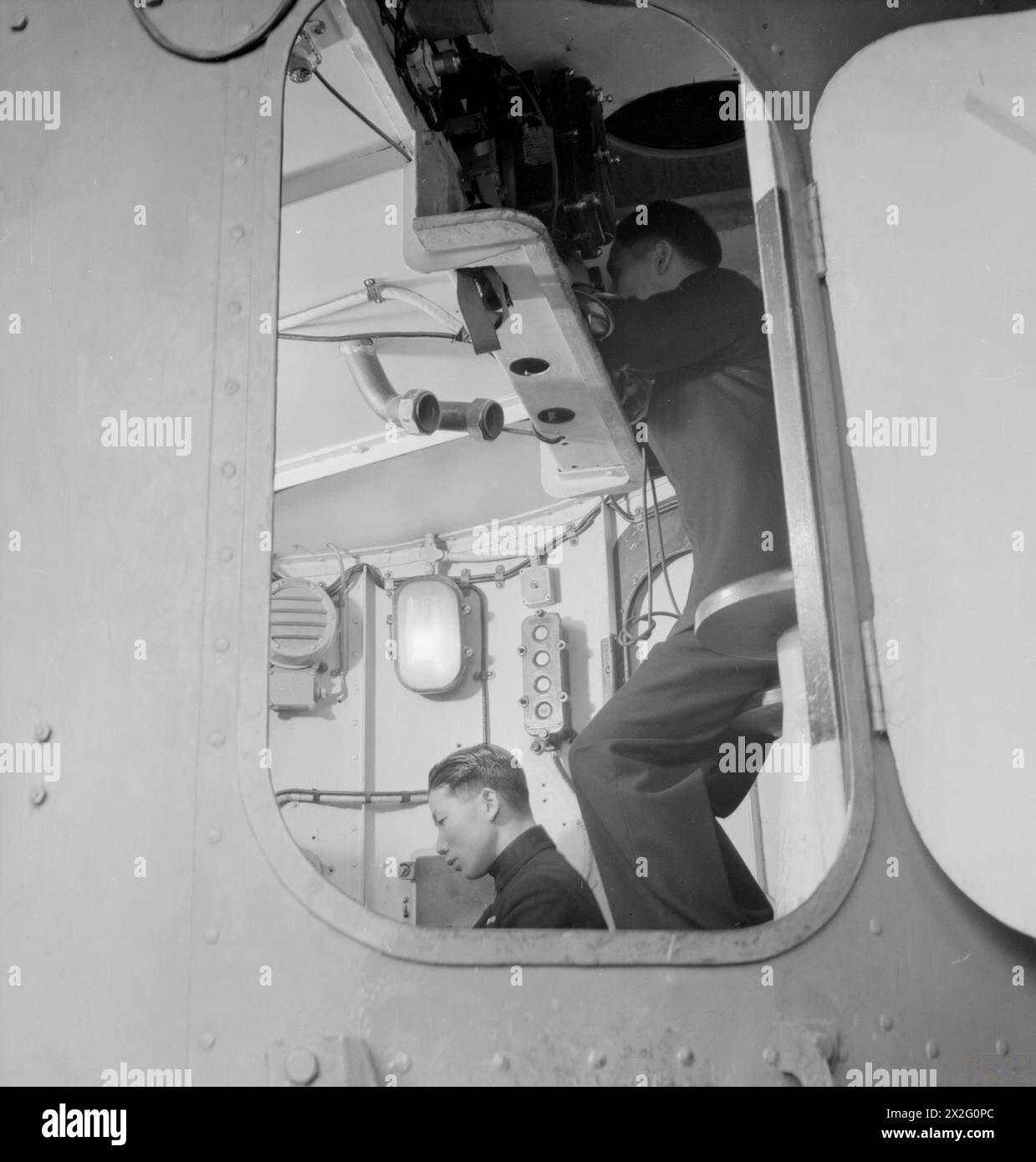 TRAINING CHINESE NAVAL OFFICERS IN ENGLAND. AUGUST 1945, GUNNERY SCHOOL ...