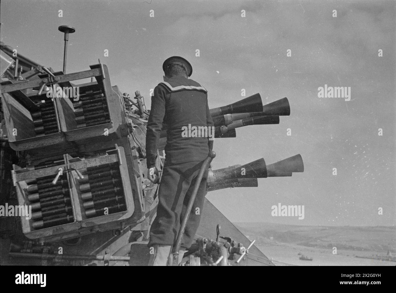 GUNNERY TRAINING. 3 OCTOBER 1940, BREAKWATER FORT, AT THE ENTRANCE TO ...