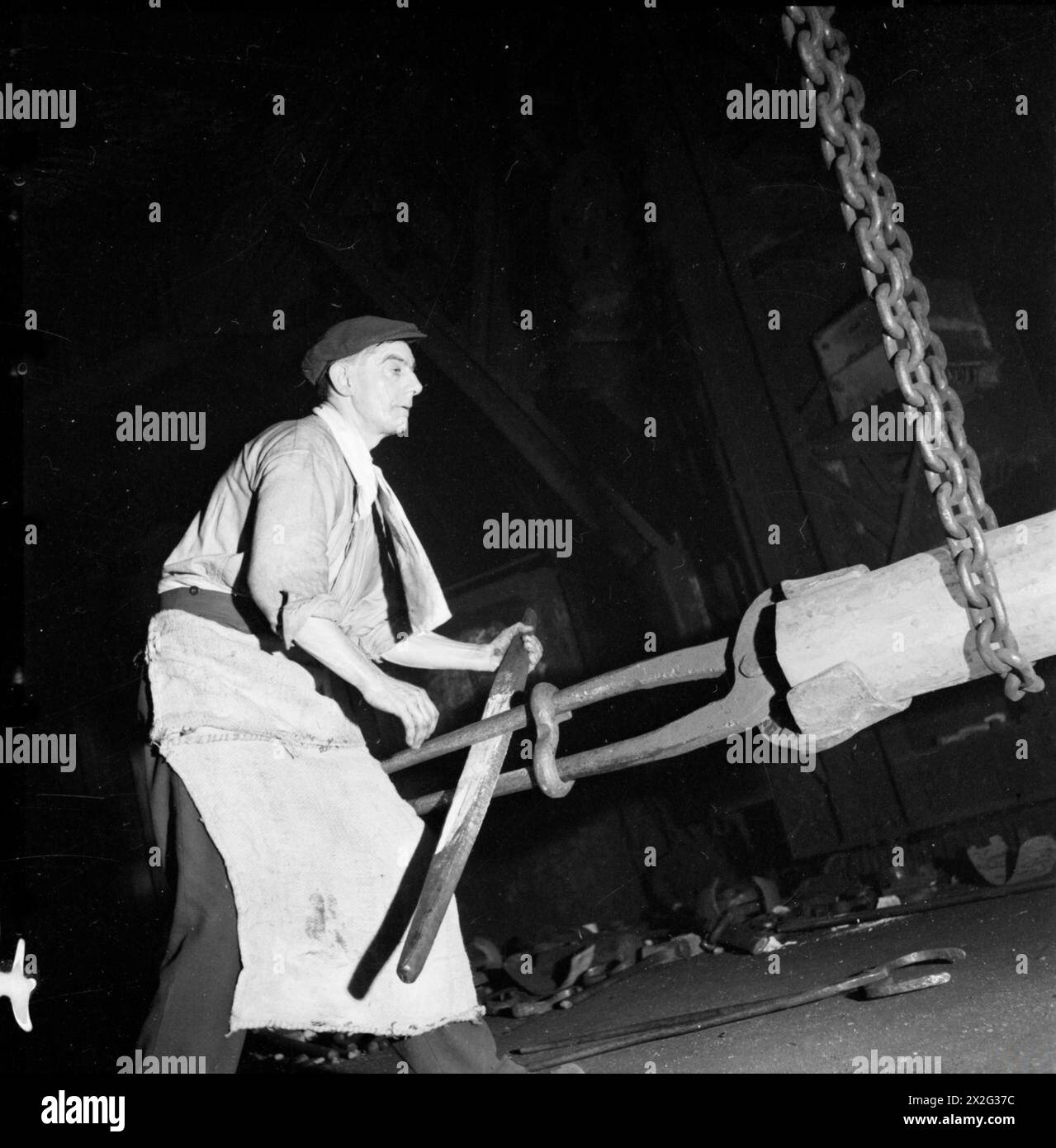 BIRTH OF A GUN: THE PRODUCTION OF A 25 POUNDER FIELD GUN, 1942 - A ...