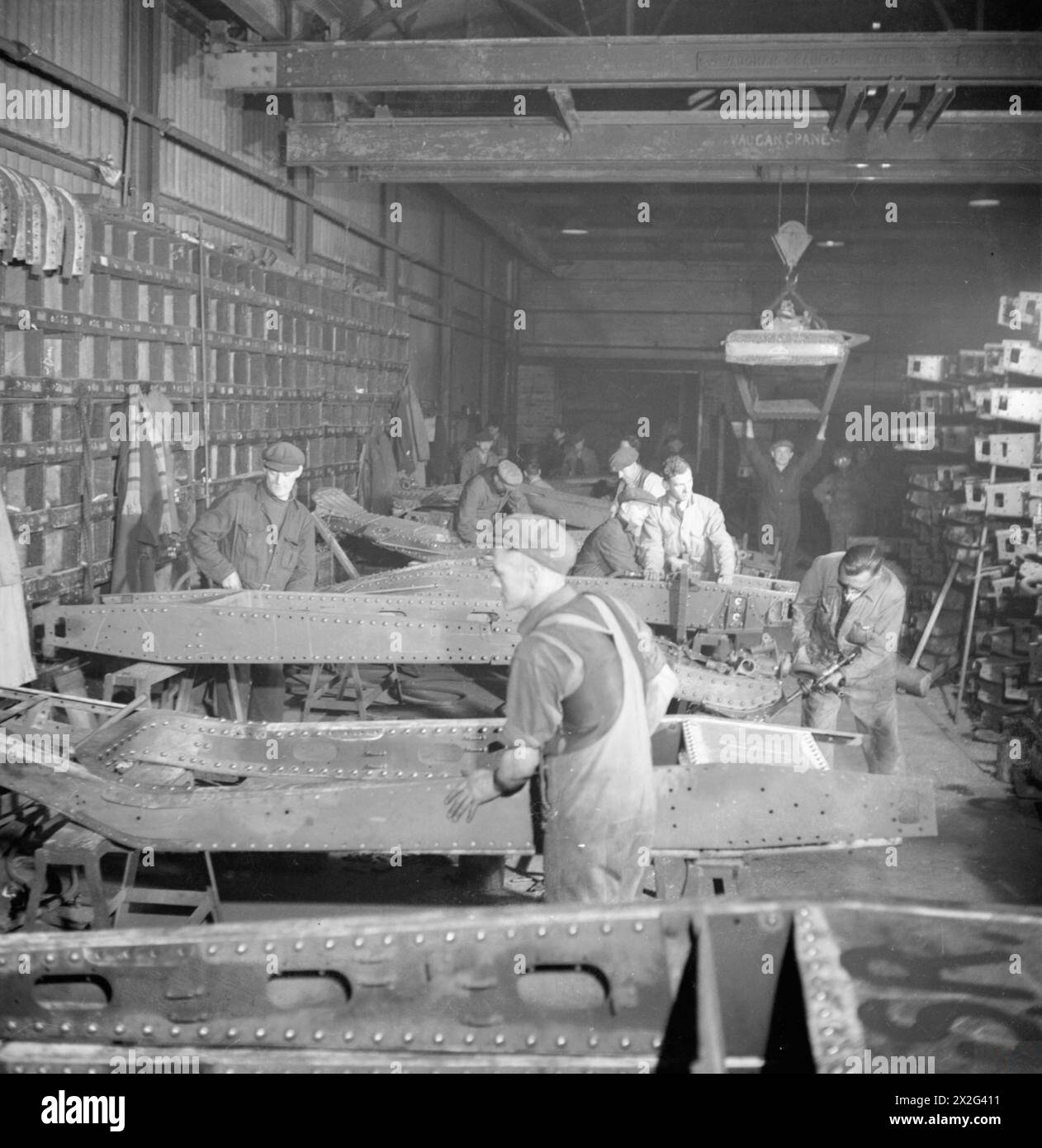 The 25-pounder field gun production in 1942 involved workers, including ...