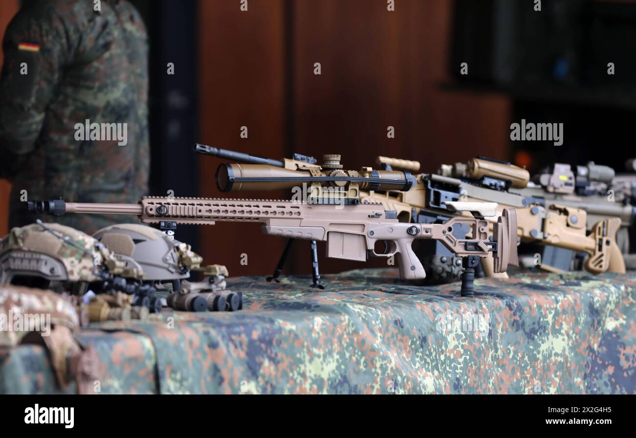 Eine Auswahl von Waffen und Ausrüstung des Kommando Spezialkräfte KSK ...