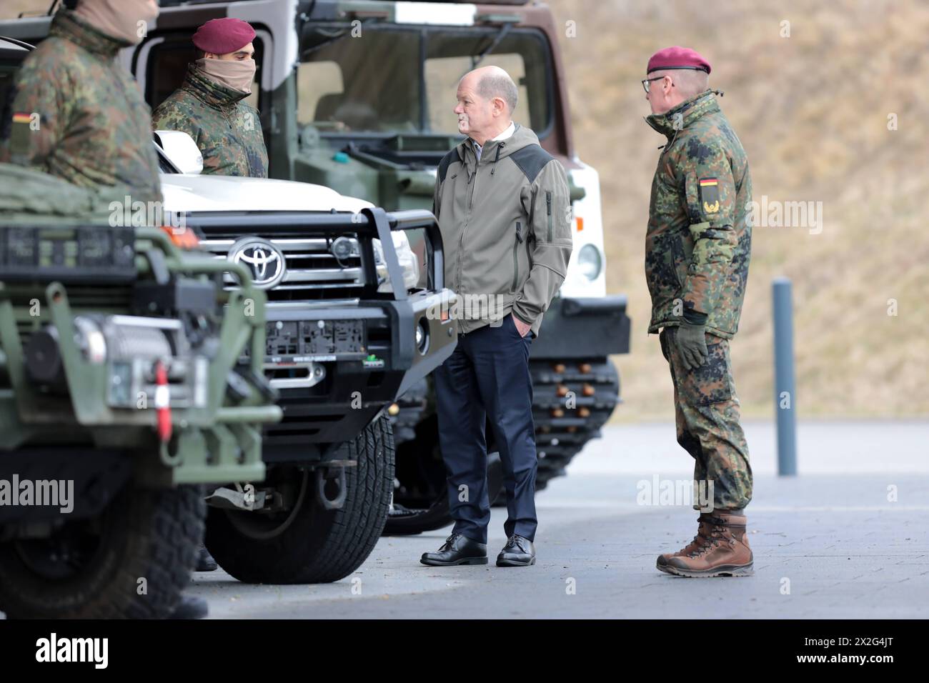 Dem Bundeskanzler wird eine Auswahl von Fahrzeugen des Kommando ...