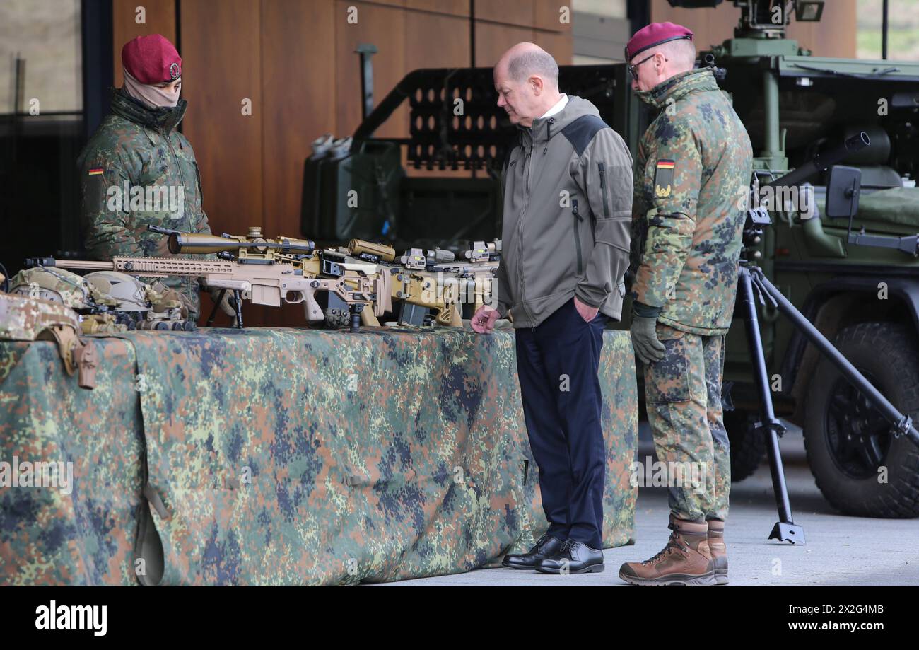 Dem Bundeskanzler wird eine Auswahl von Waffen und Ausrüstung des ...