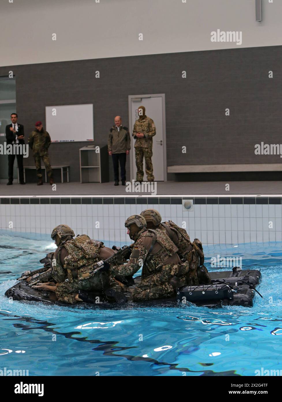 Ein Kommandotrupp des Kommando Spezialkräfte KSK im Wasserbecken in der ...