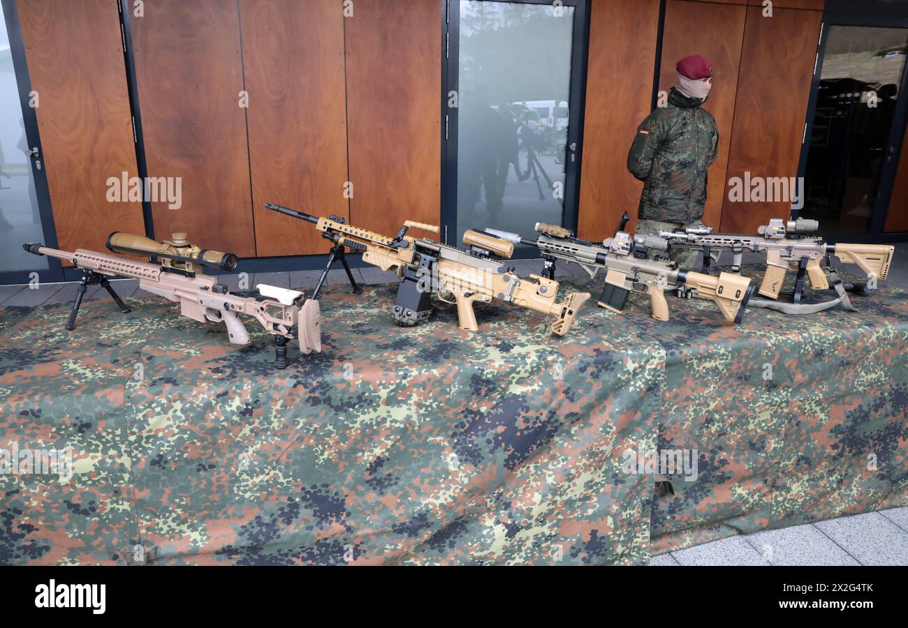 Eine Auswahl von Waffen des Kommando Spezialkräfte KSK zur Darstellung ...