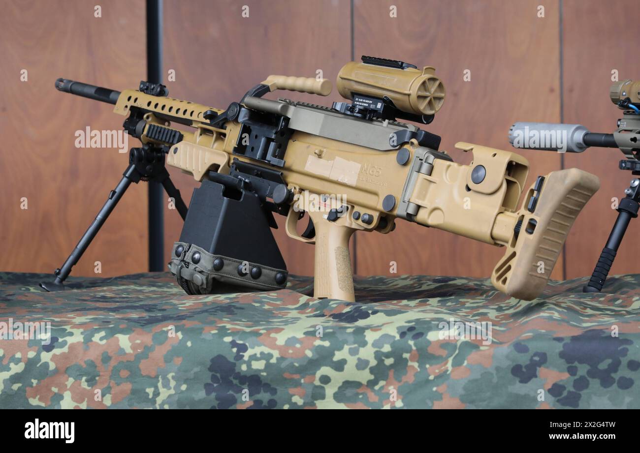 Eine Auswahl von Waffen und Ausrüstung des Kommando Spezialkräfte KSK ...