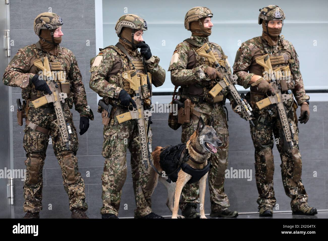 Ein Kommandotrupp des Kommando Spezialkräfte KSK in der Ausbildungshalle mit einem mitgeführten ...