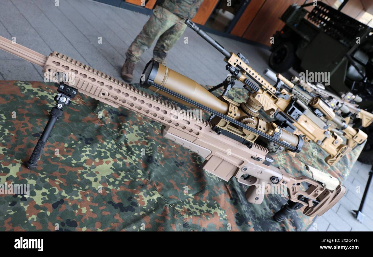 Eine Auswahl von Waffen und Ausrüstung des Kommando Spezialkräfte KSK ...