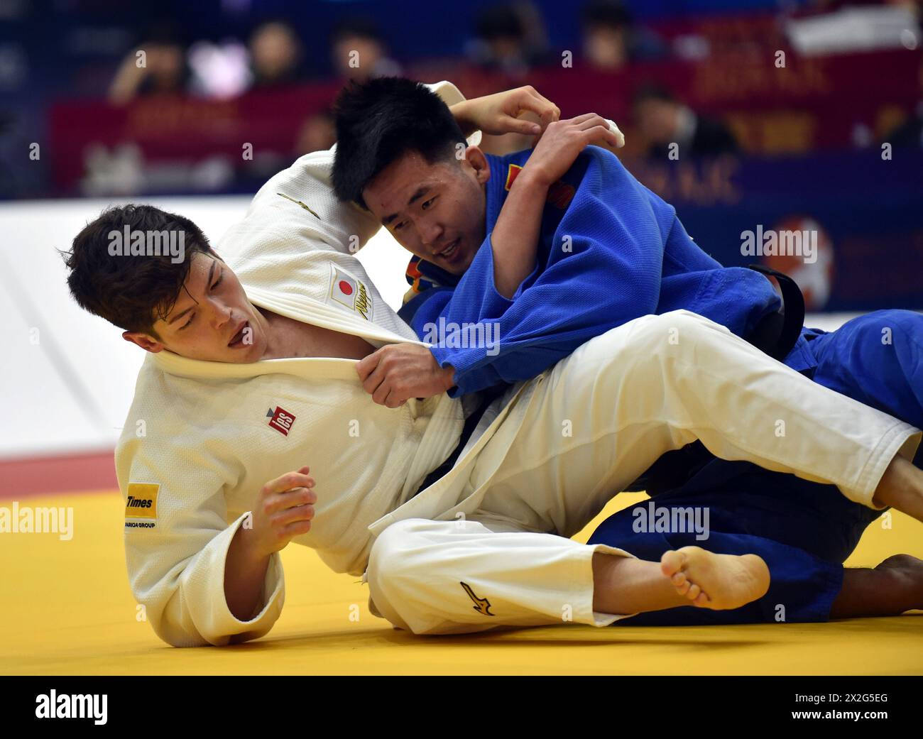 Hong Kong. 22nd Apr, 2024. Murao Sanshiro (L) of Japan competes against ...