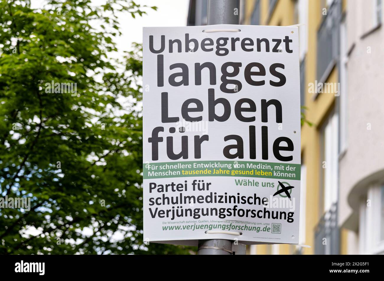 Ein Plakat der Partei für schulmedizinische Verjüngungsforschung zur ...