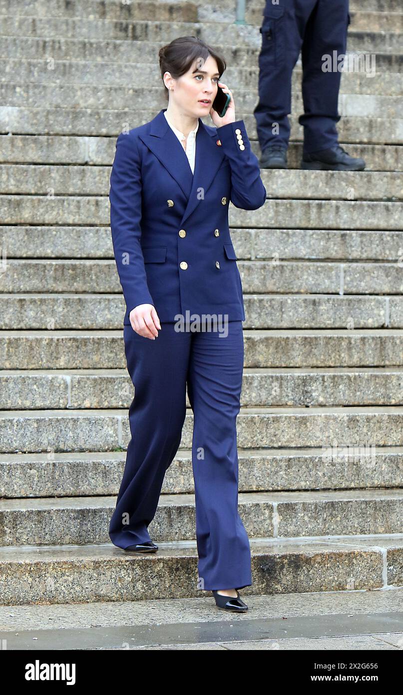 Lizzy Caplan filming on location for Netflix's series Zero Day at New ...