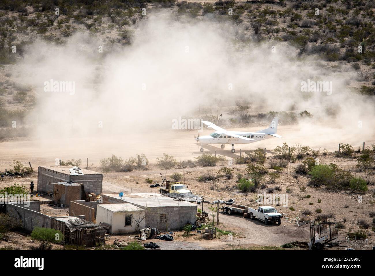 DeHaviland Otter back taxi on dirt runway , Nazas Mexico Stock Photo ...