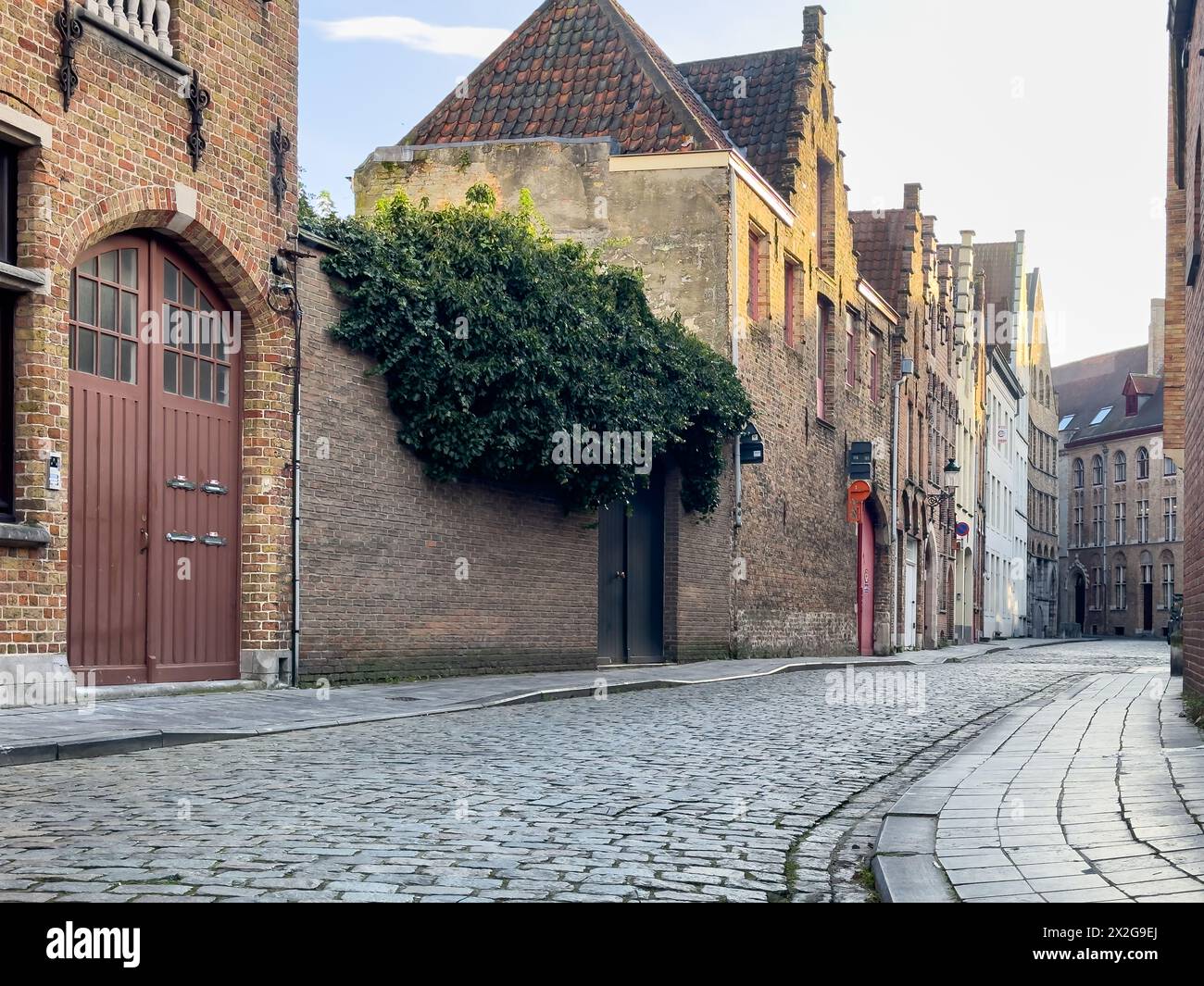 Bruge canal bridge hi-res stock photography and images - Alamy