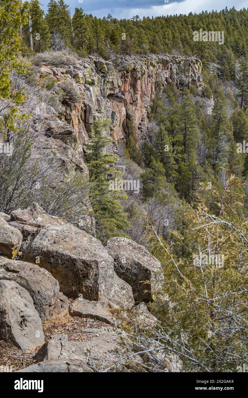 Red rock cliffs at the Oak Creek Canyon Vista south of Flagstaff ...