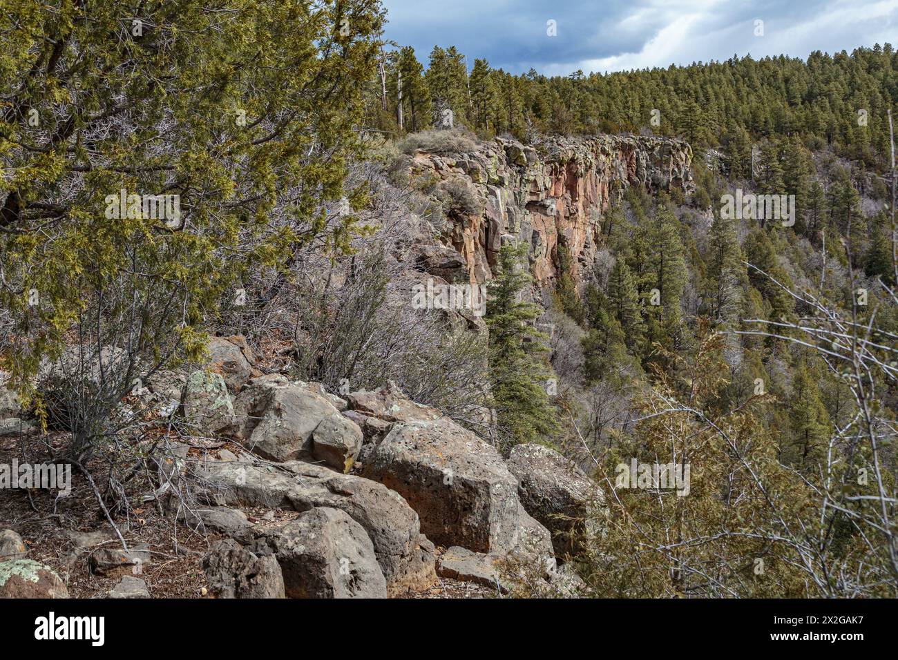 Red rock cliffs at the Oak Creek Canyon Vista south of Flagstaff ...