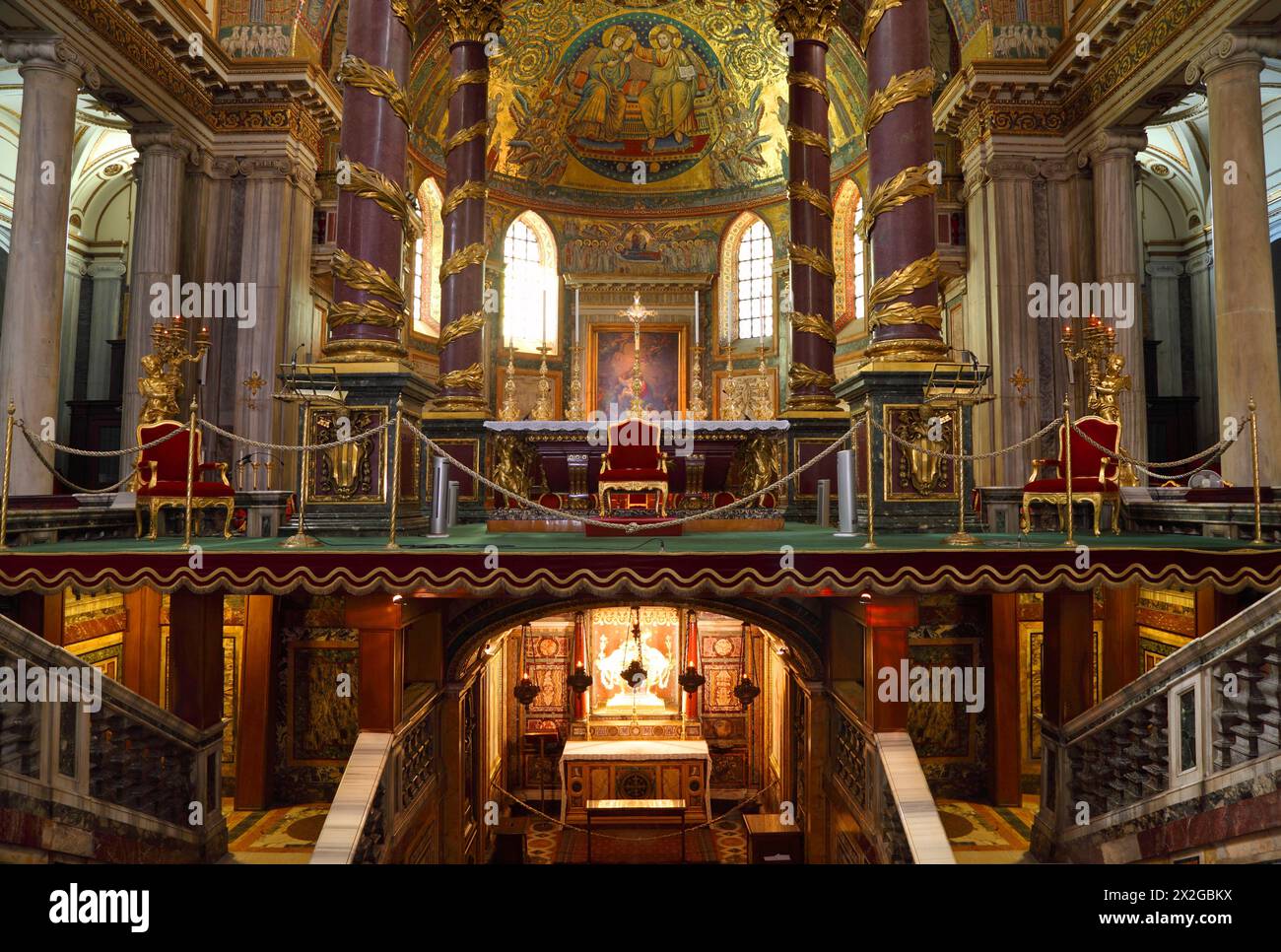 Altar in papal basilica hi-res stock photography and images - Alamy