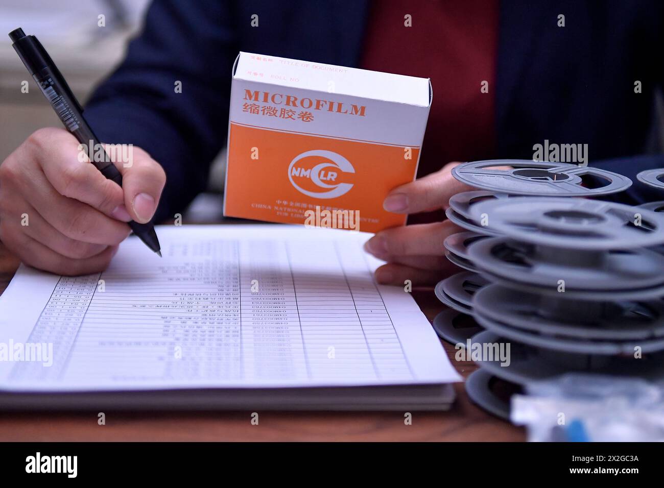 (240422) -- CHANGCHUN, April 22, 2024 (Xinhua) -- Zheng Shanji checks the information of ...