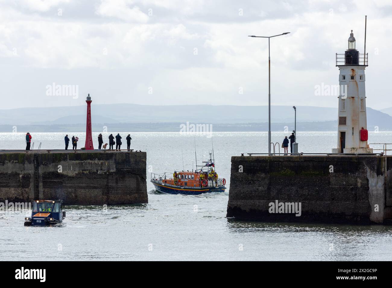 Anstruther lighthouse (Chalmers Lighthouse) west pier of Anstruther ...