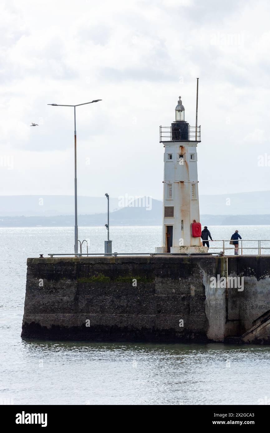 Anstruther lighthouse (Chalmers Lighthouse) west pier of Anstruther ...