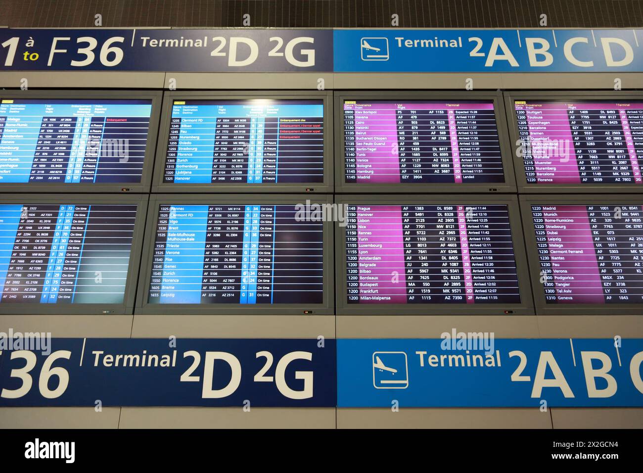 Digital flight information boards hi-res stock photography and images ...