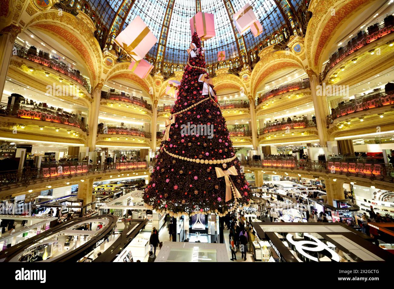 PARIS - DECEMBER 30: The Christmas tree at Galeries Lafayette, trade ...