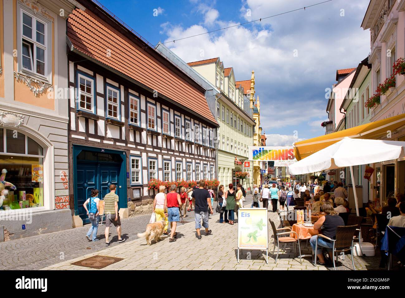 Suhler Innenstadt Fußgängerzone Steinweg mit Restaurants und Geschäften. Suhl . Thüringen ...