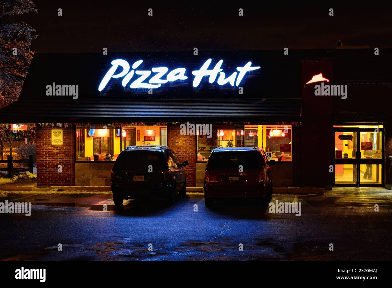 Pizza Hut Restaurant at Night Stock Photo - Alamy