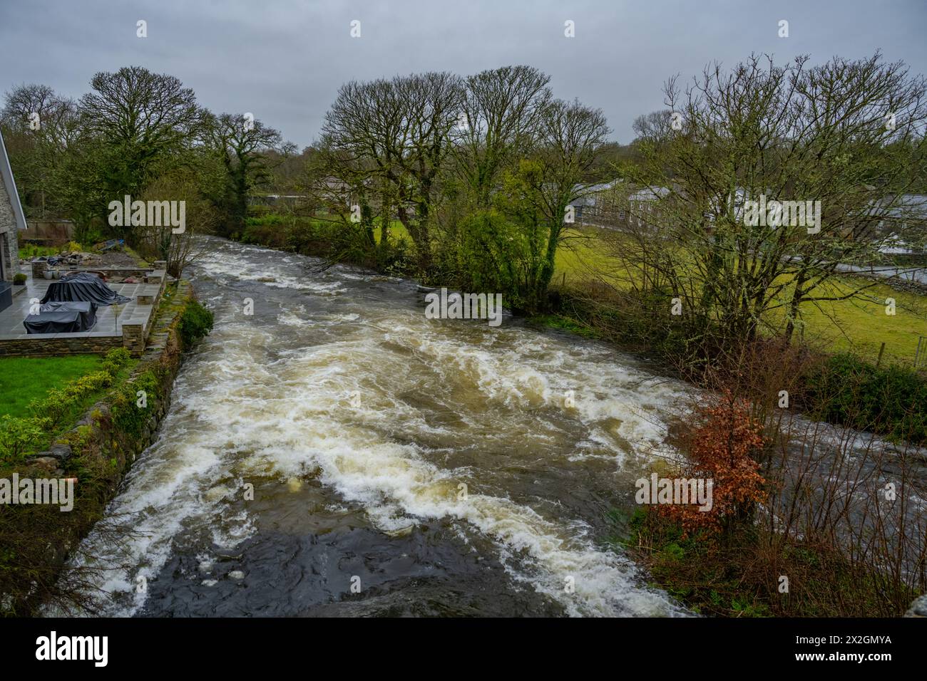 Looking down on wet bridge hi-res stock photography and images - Alamy