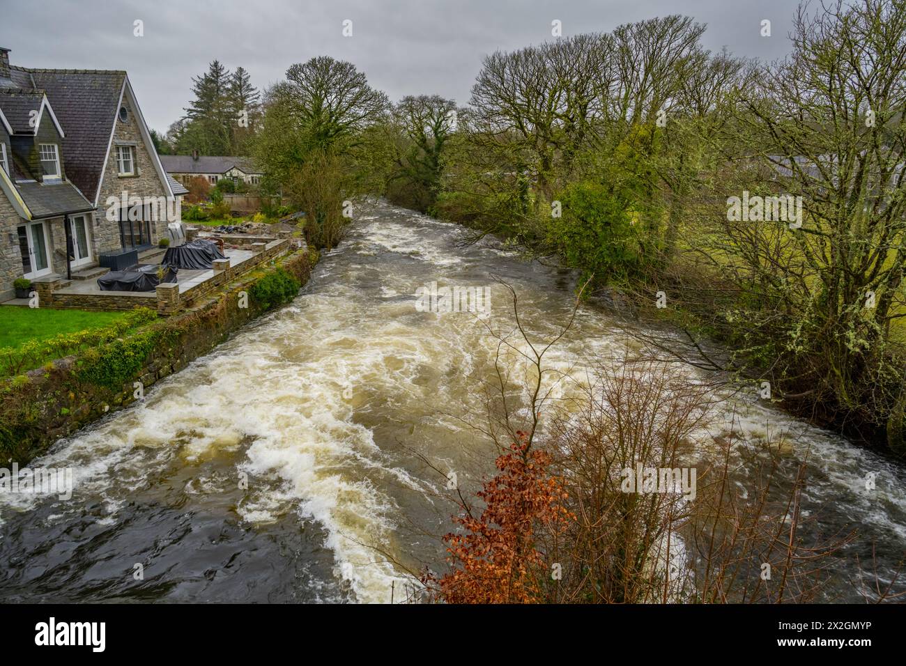 Looking down on wet bridge hi-res stock photography and images - Alamy