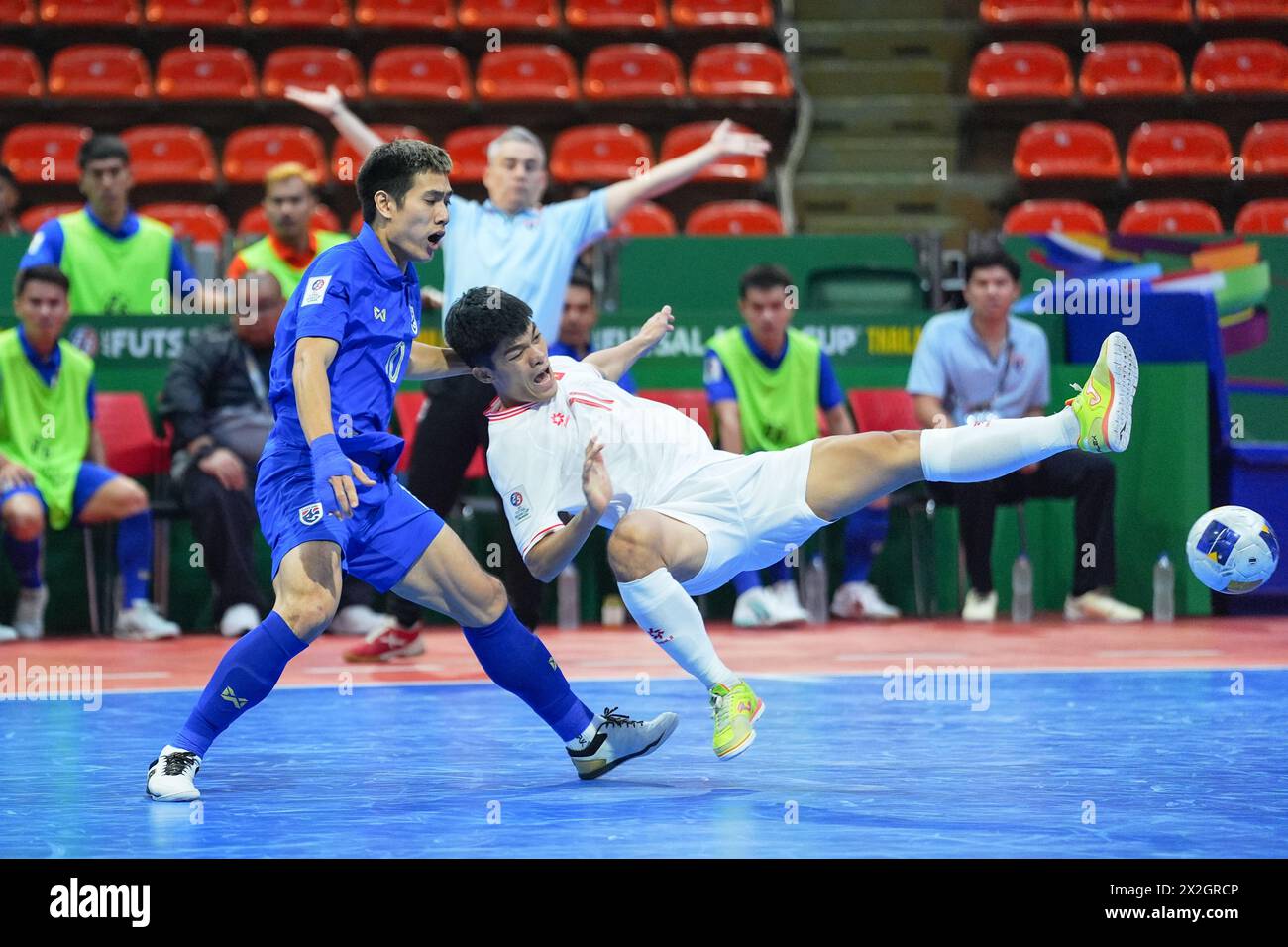 Bangkok, Thailand. 21st Apr, 2024. Itticha Praphaphan(L) of Thailand and Chu Van Tien of Vietnam ...