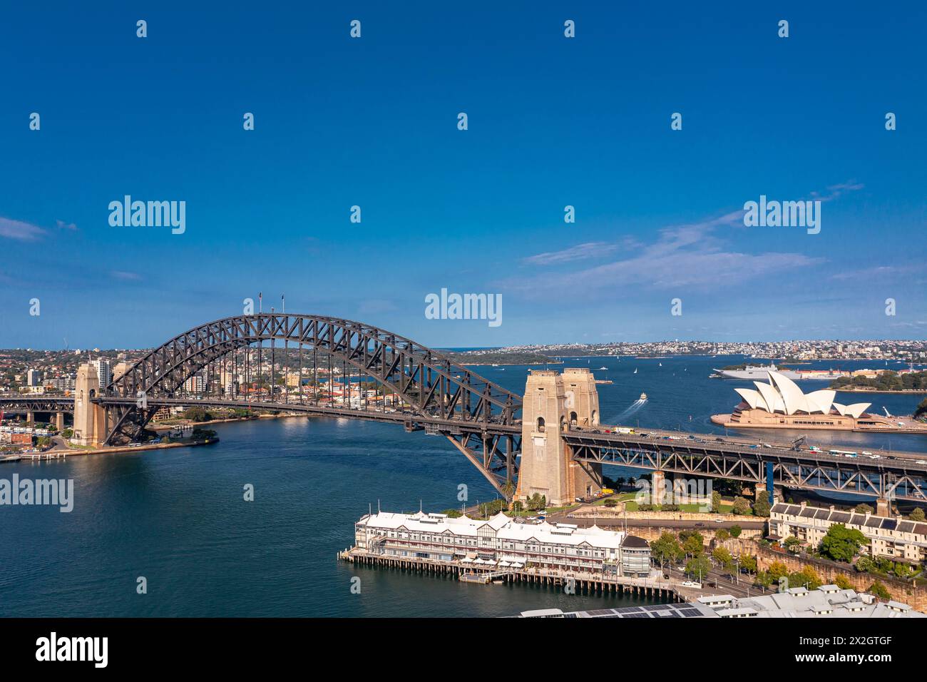 Arch bridge across sydney harbour hi-res stock photography and images ...
