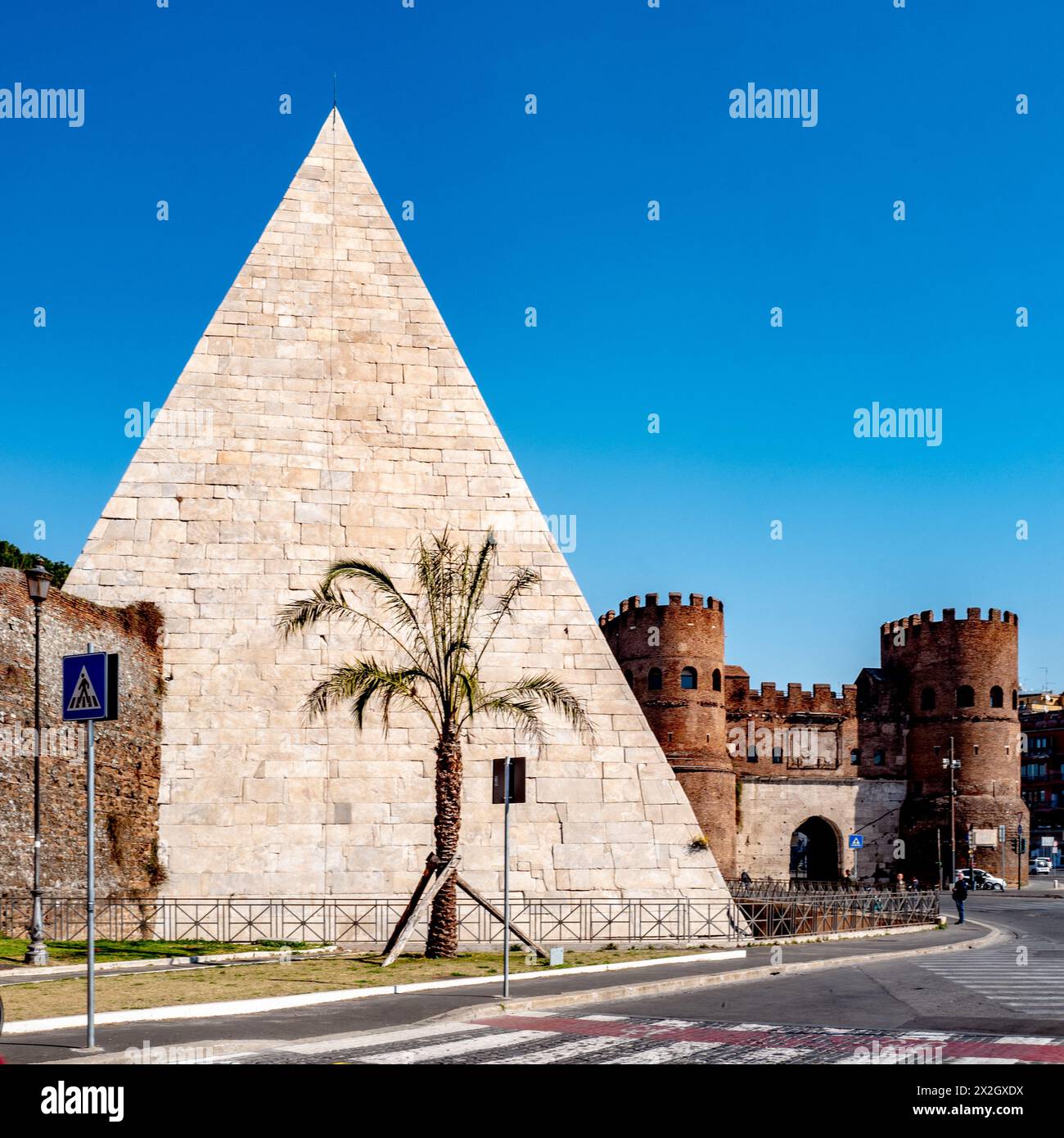 Piramide roma italia hi-res stock photography and images - Alamy