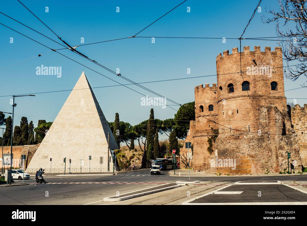 Piramide roma italia hi-res stock photography and images - Alamy