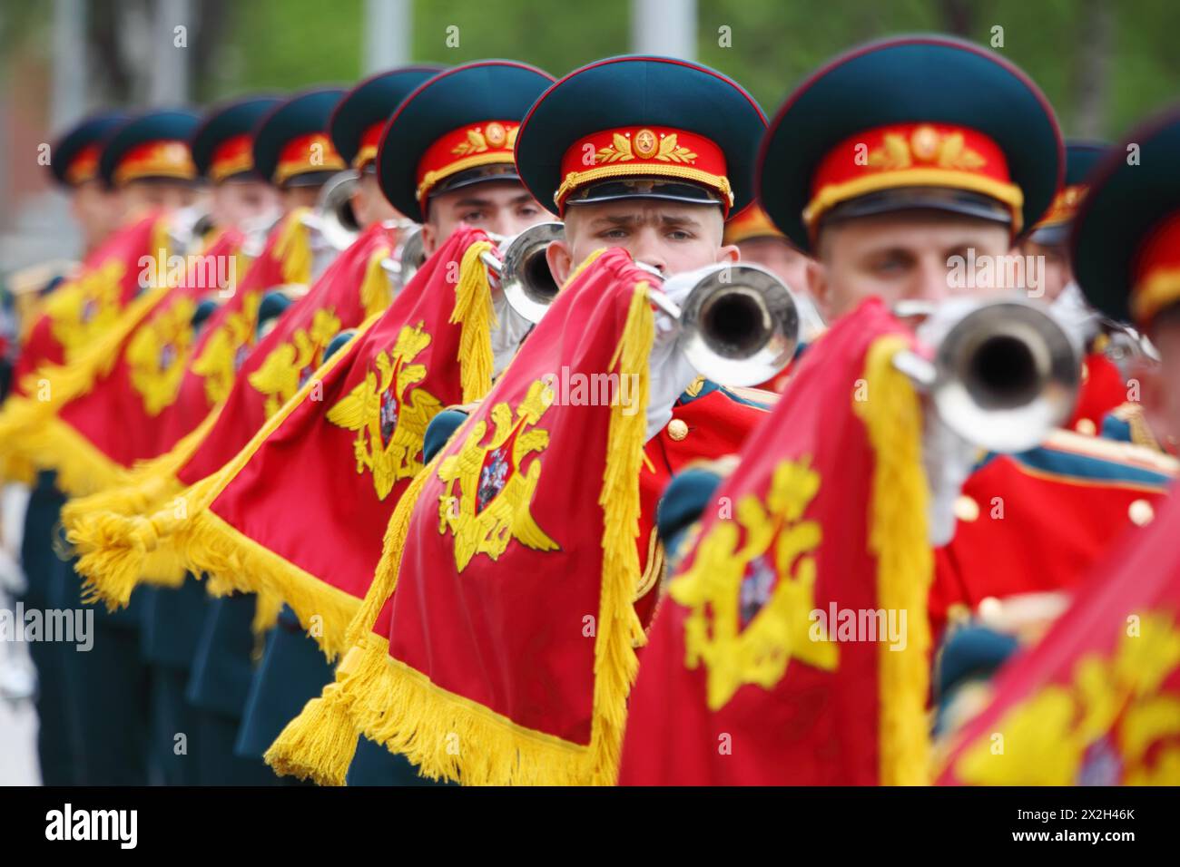 MOSCOW - MAY 8: Soldiers blew trumpets at ceremony of wreath laying at ...