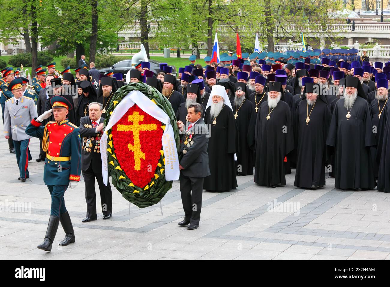 MOSCOW - MAY 8: Metropolitan Juvenaly, priests and big wreath at ...