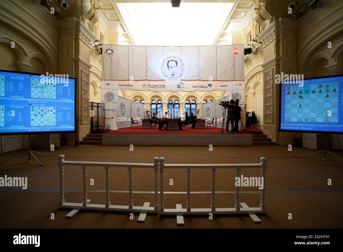 MOSCOW - NOVEMBER 4: Boris Gelfand and Shahrijar Mamedjarov play behind ...