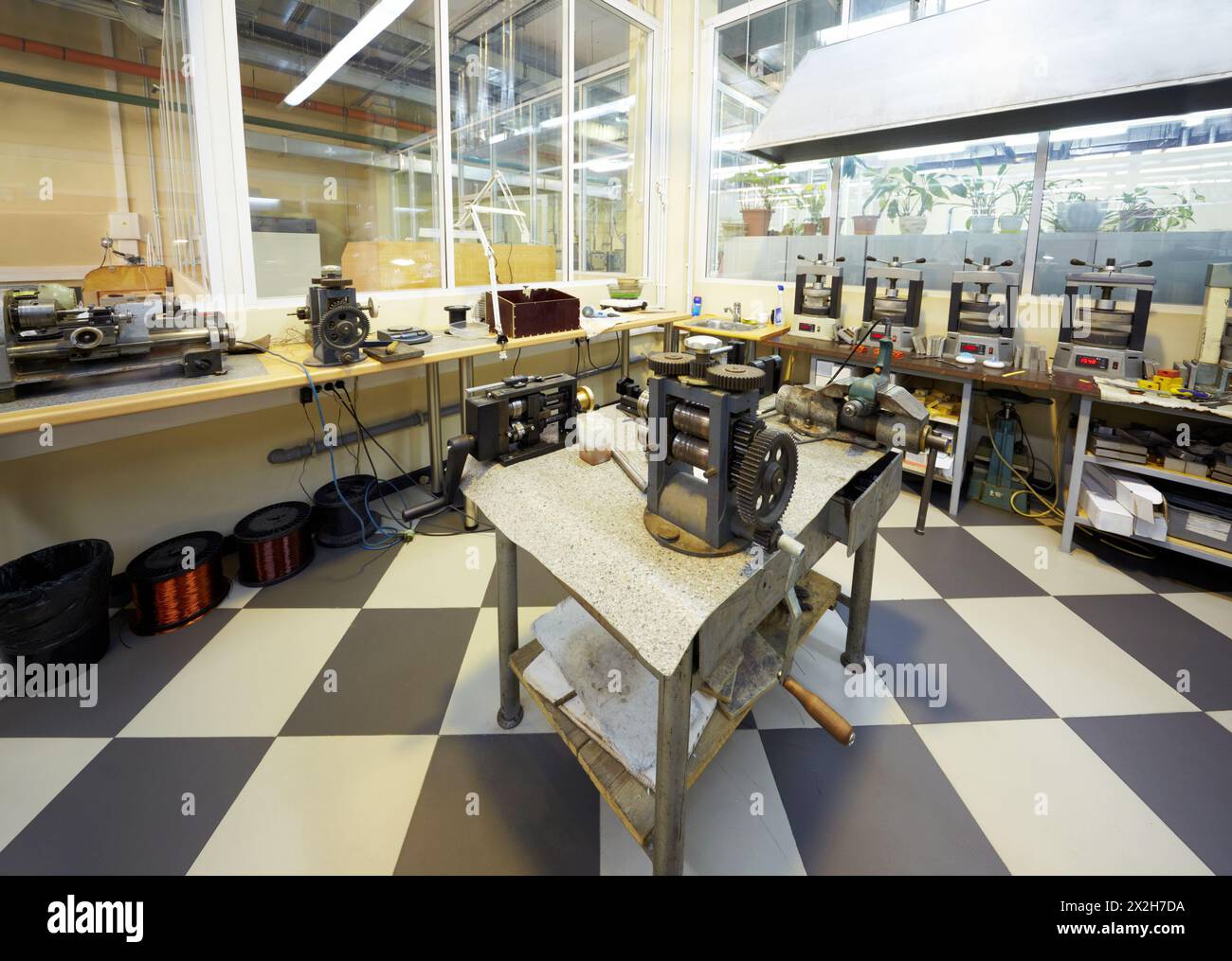 Electrical squeezer hi-res stock photography and images - Alamy