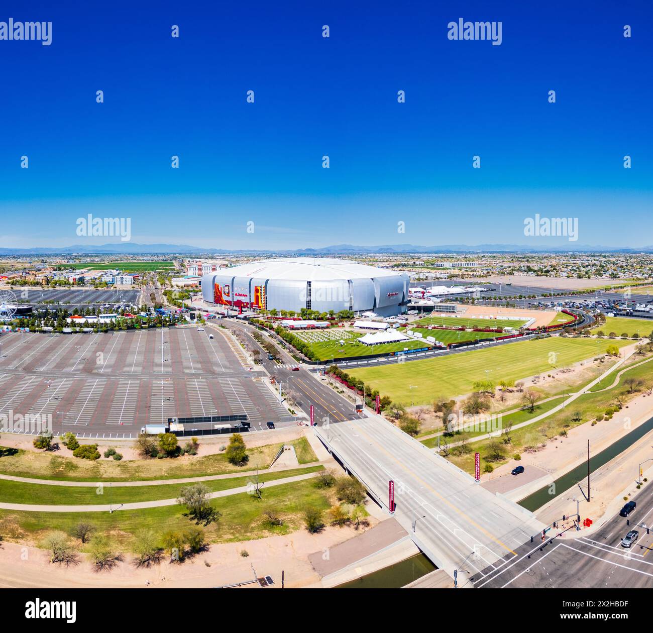 State farm stadium roof hi-res stock photography and images - Alamy