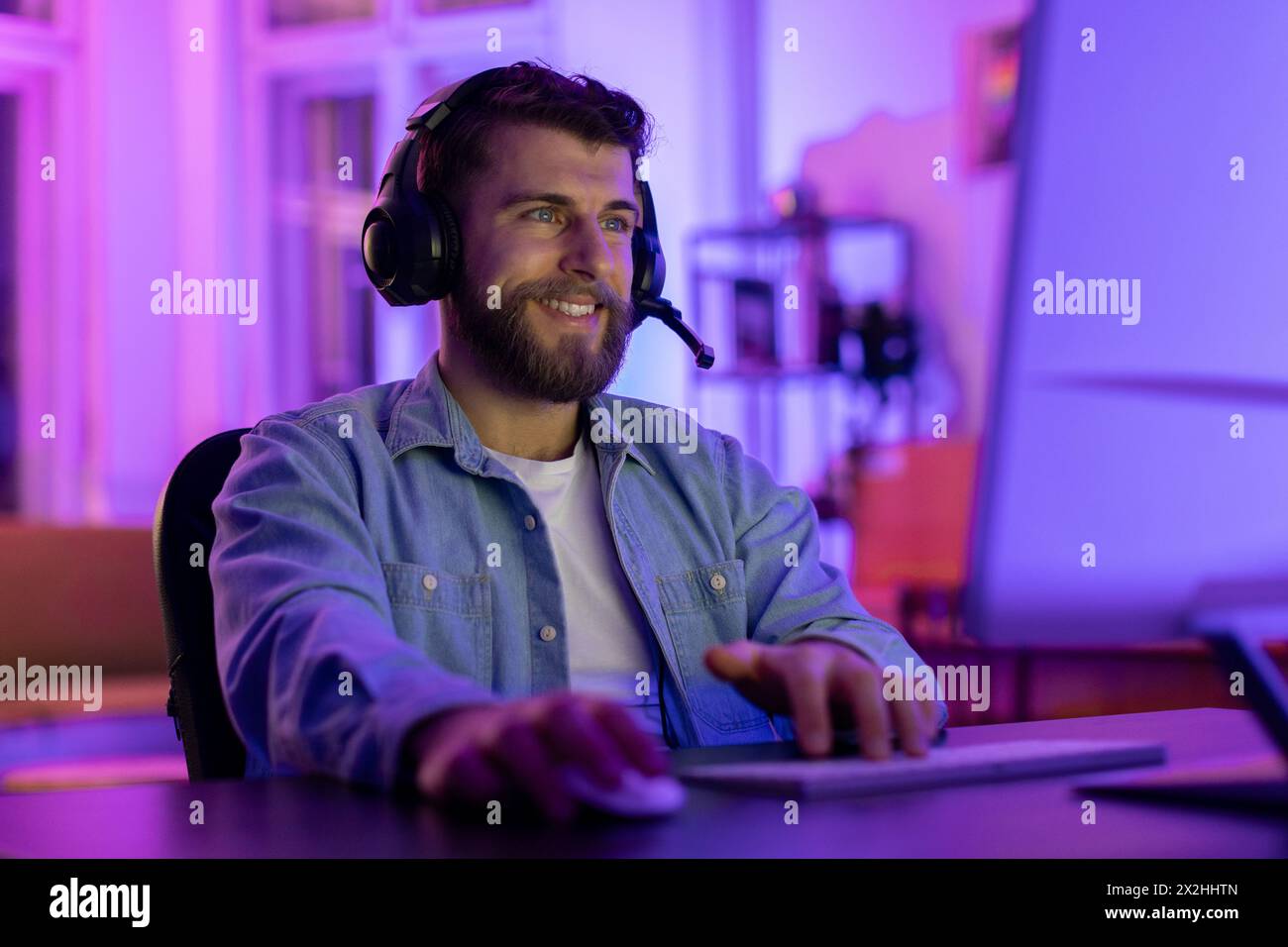 Gaming mouse man using hi-res stock photography and images - Alamy