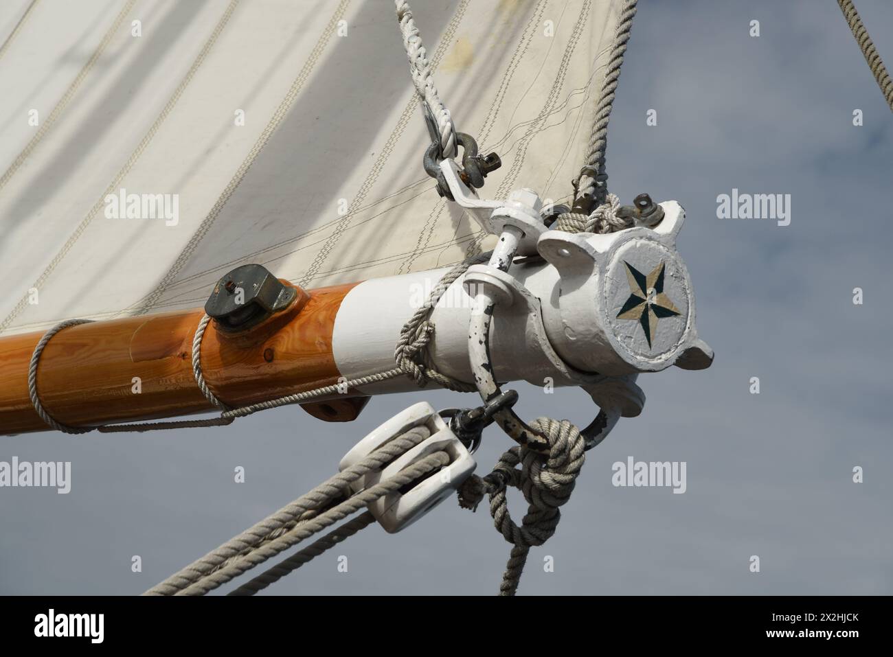 Mast ropes and rigging hi-res stock photography and images - Alamy